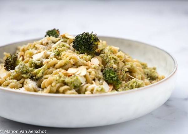 Winterse pasta met pesto van broccoli en amandelen - Manon Van Aerschot