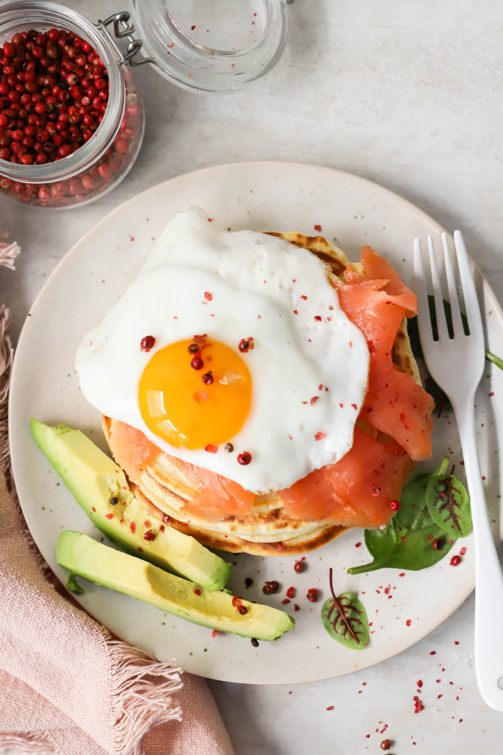 Hartige pannenkoeken met gerookte zalm, avocado en ei - Manon Van Aerschot