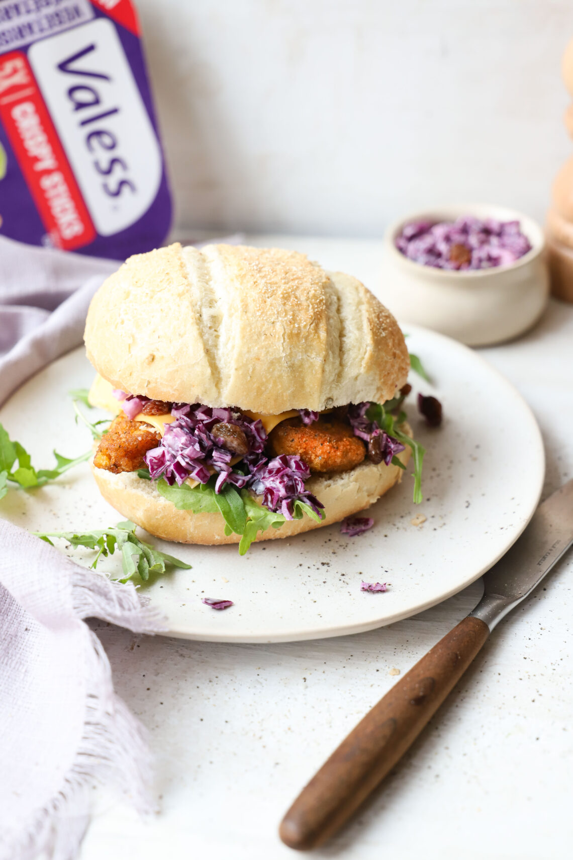 Burger met rodekoolsalade en Valess Crispy Sticks - Manon Van Aerschot