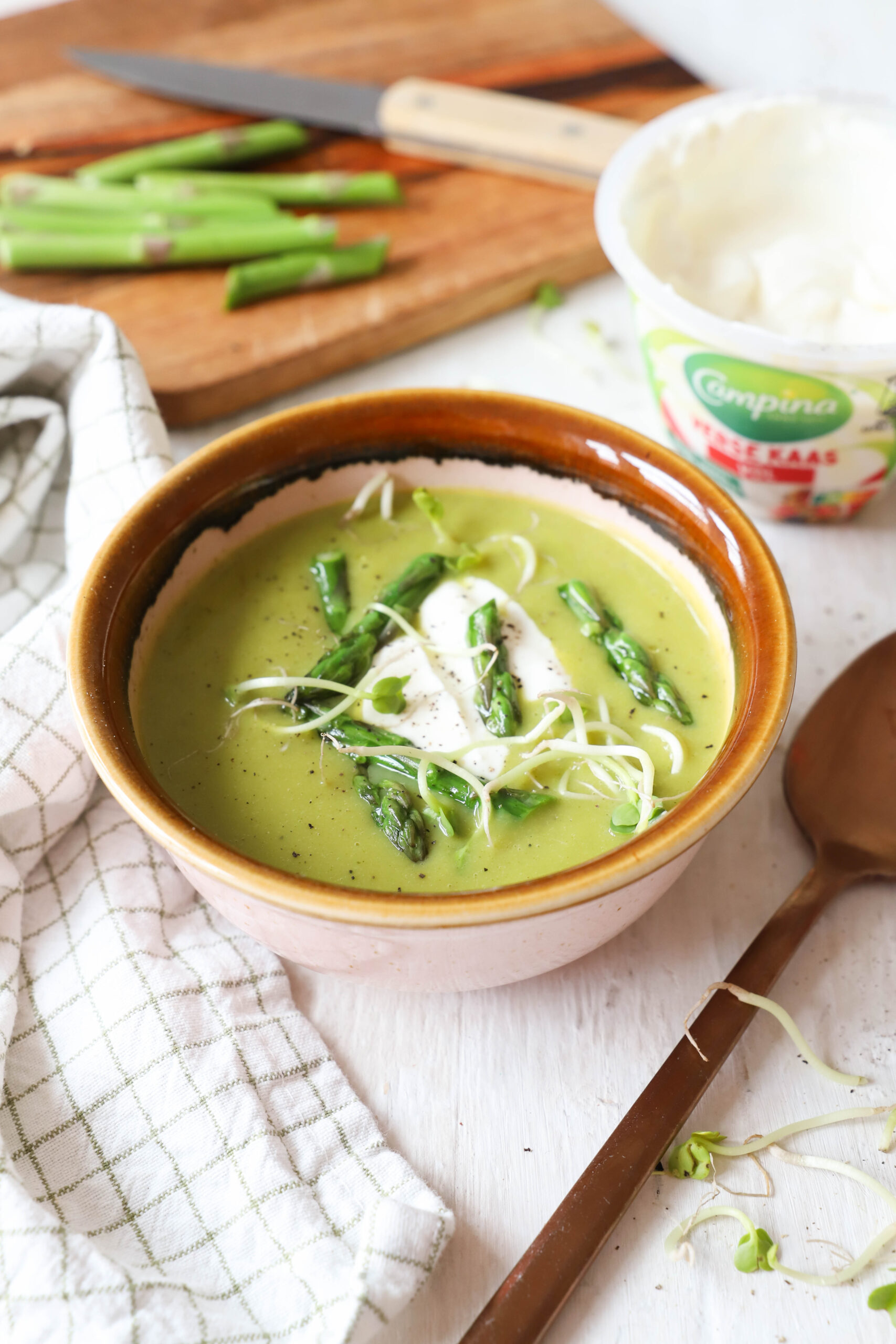 Soep van groene asperges met verse kaas - Manon Van Aerschot